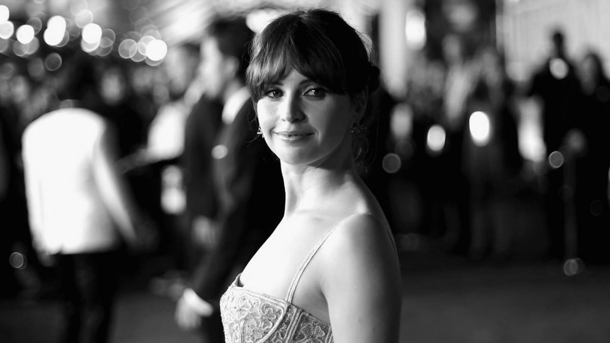 Rogue One’s Felicity Jones to Host Saturday Night Live