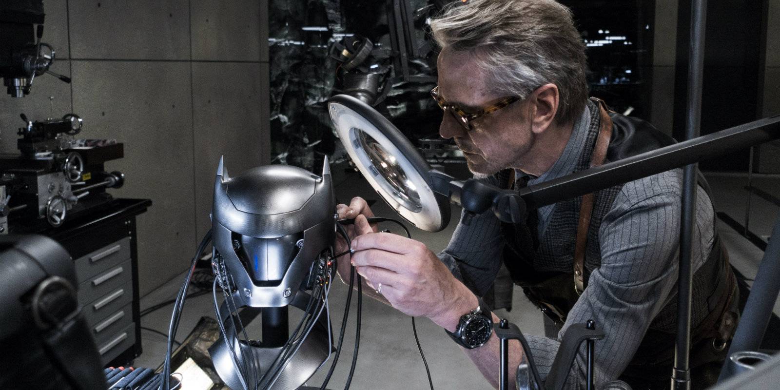 Justice League: Jeremy Irons on How Alfred 'Stays the Same'