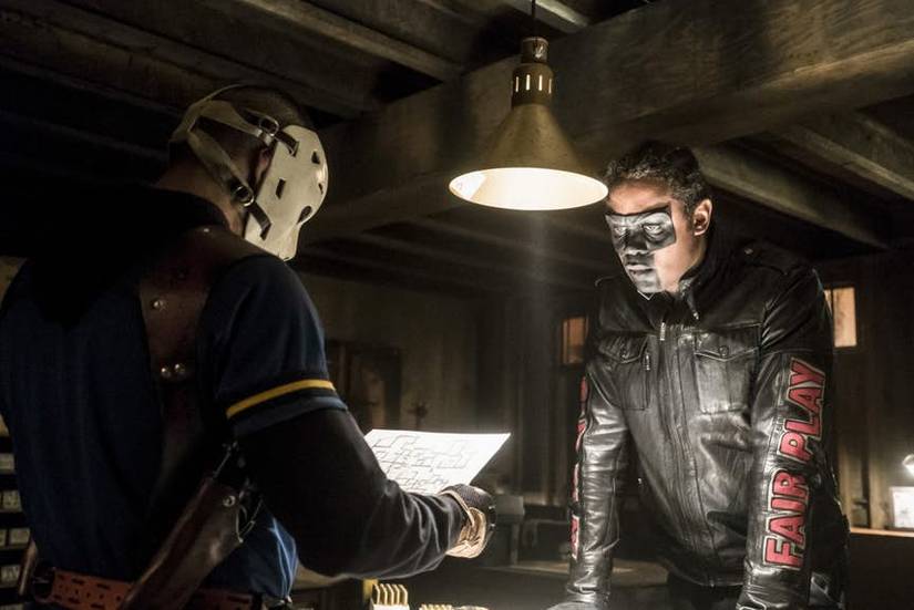 Arrow 'Spectre of the Gun' Images: Mayor Queen Under Attack
