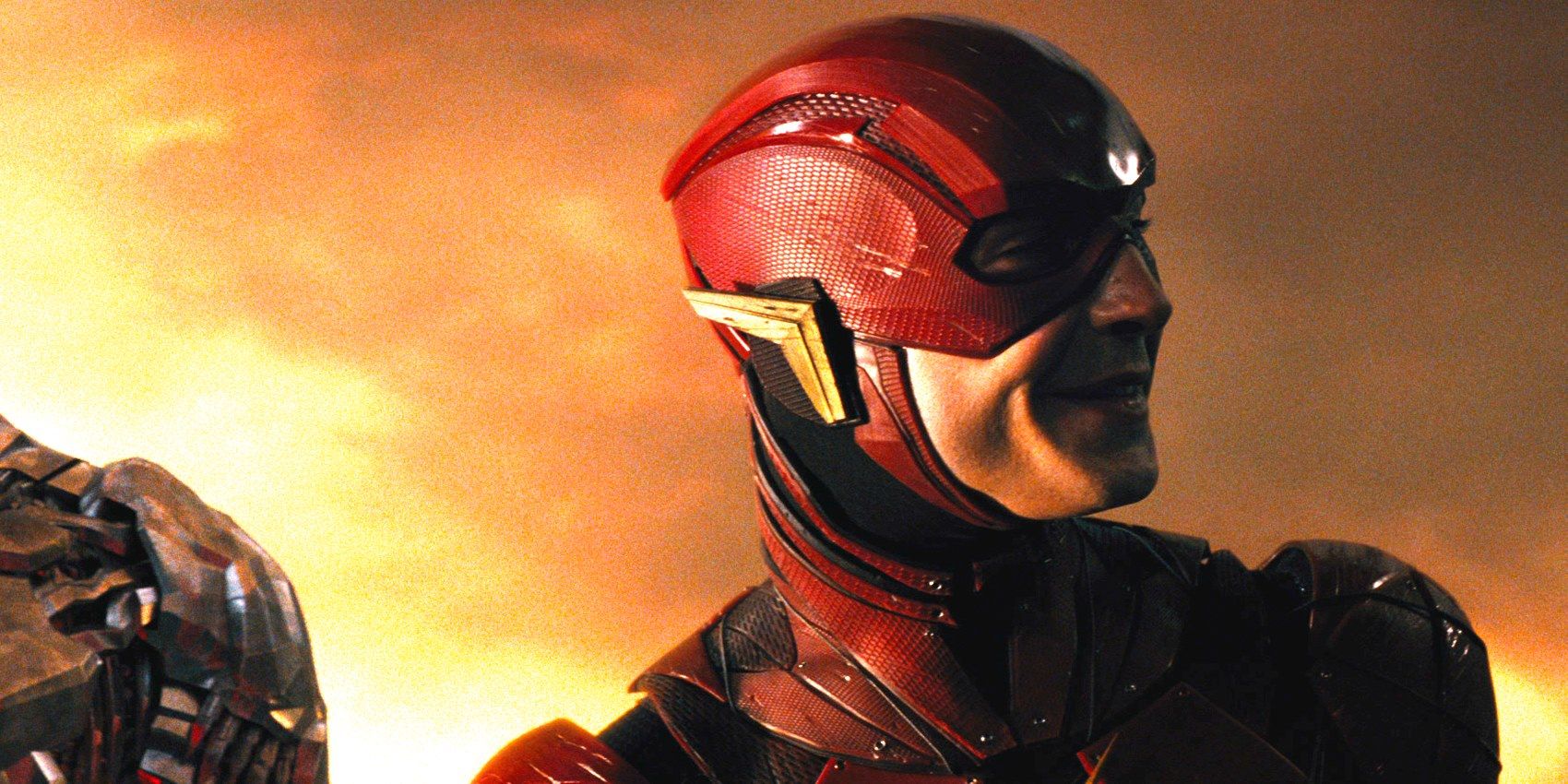 DCEU Flash Fan Builds Detailed Movie Costume | Screen Rant