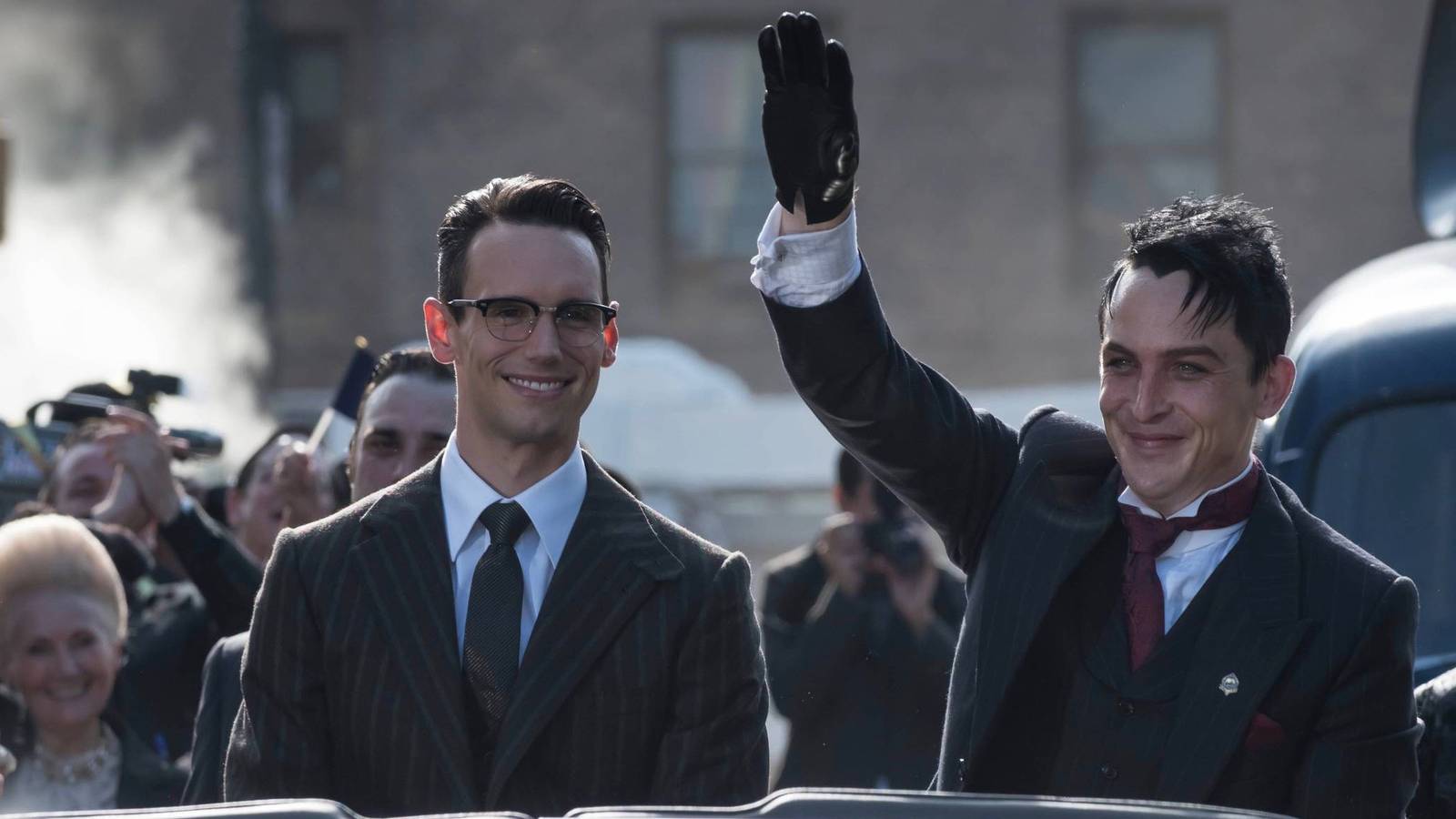 Gotham Set Photos Reveal Penguin & Riddler In Comics-Accurate Costumes