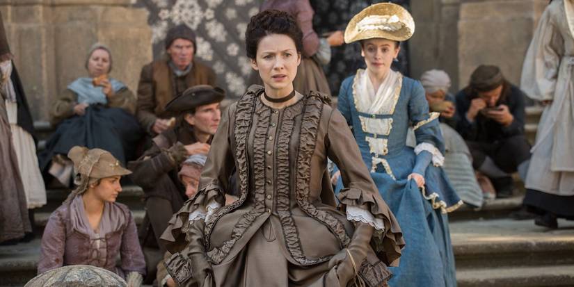 Outlander: 10 Hidden Details About Claire's Costume You Never Noticed