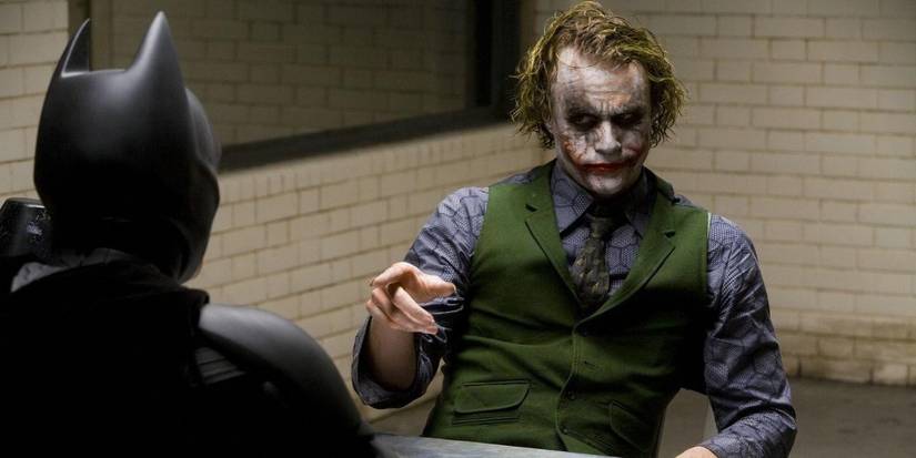 The Dark Knight: 10 Joker Mannerisms From The DC Comics Heath Ledger Nailed