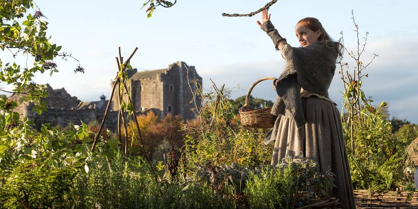 Every Outlander Character Who Can Time Travel