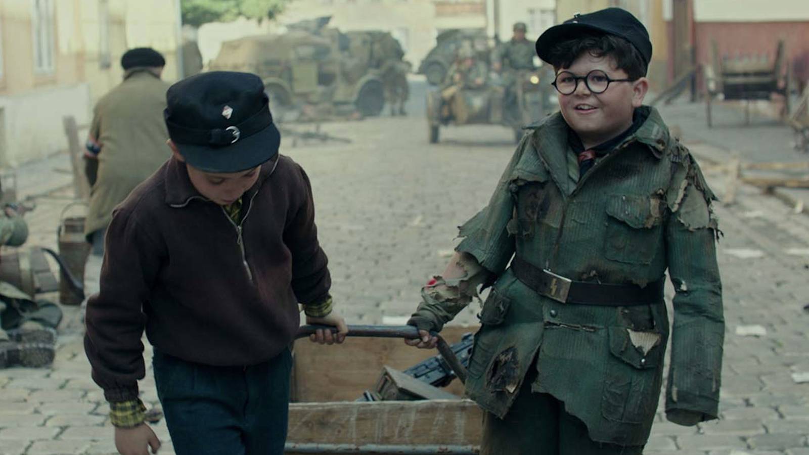 Jojo Rabbit Star Reads Ryan Reynolds, Mark Ruffalo Tweets Praising Film