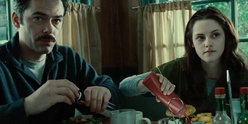 Twilight: 5 Reasons Charlie is the Best Father (& 5 Why It's Carlisle)