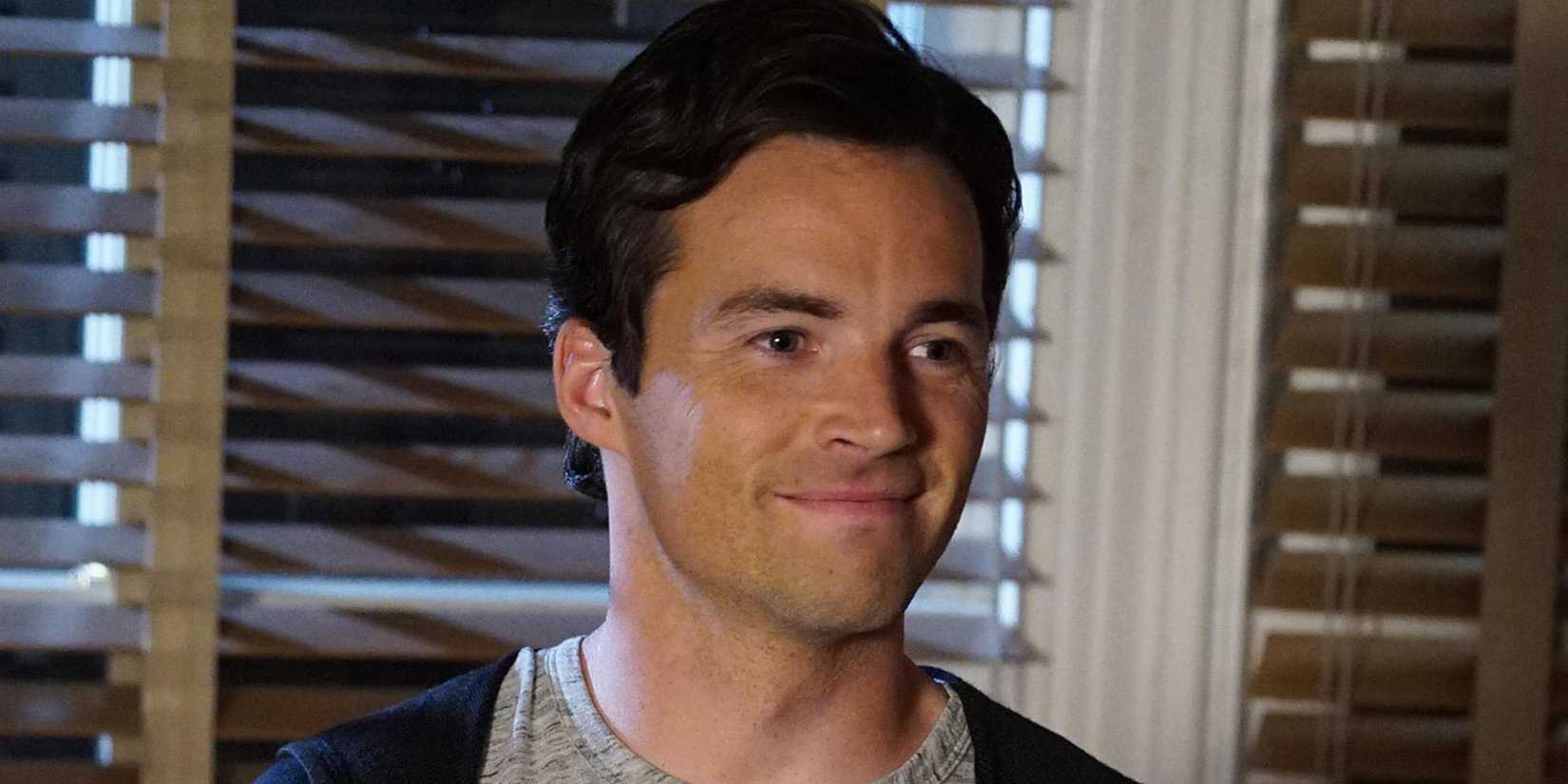 Ian Harding's New Netflix Christmas Movie Repeats The Biggest Ezra ...