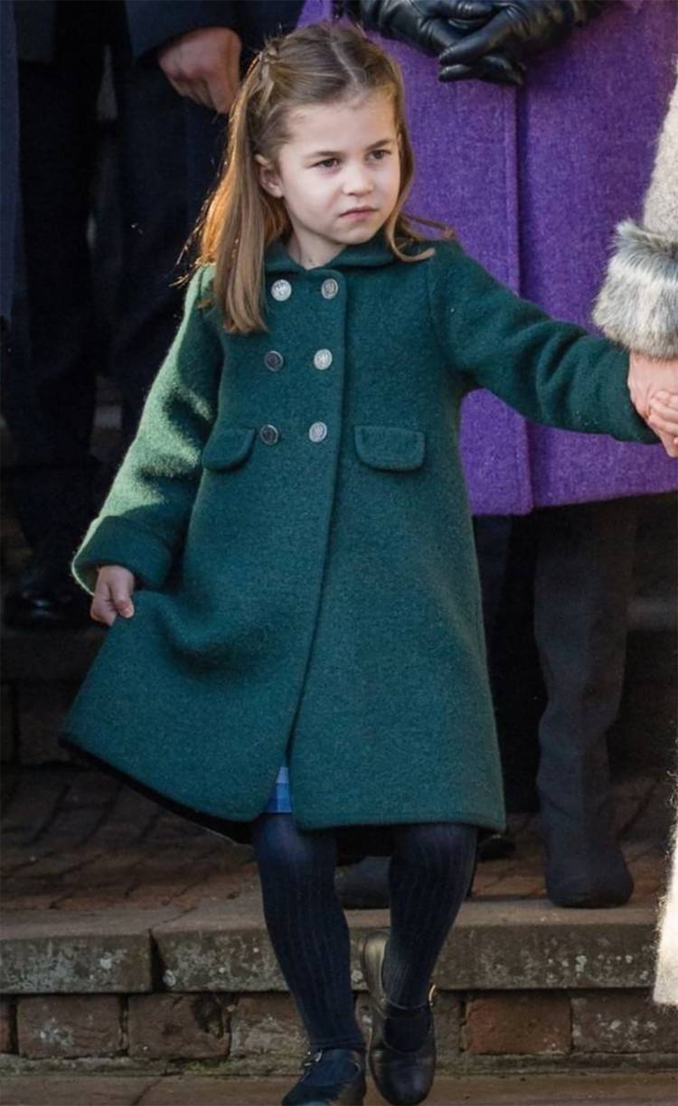 Princess Charlotte Curtsying to the Queen Ends 2019 on a High