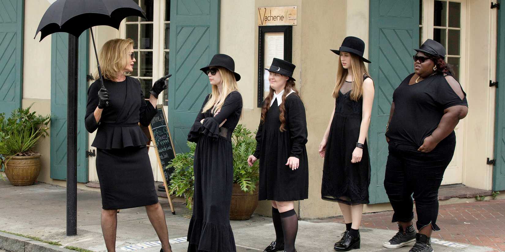 American Horror Story's Long-Awaited Coven Witches Return Poses A Big ...