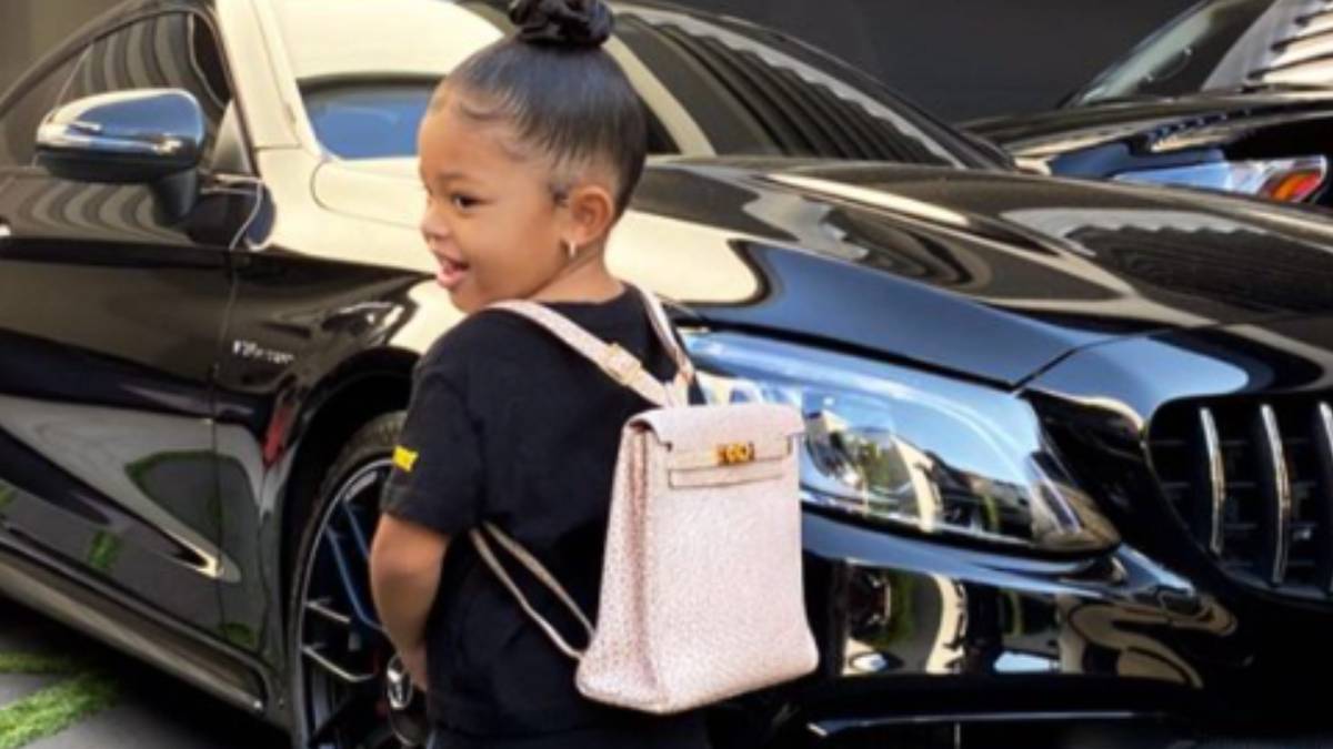 KUWTK: Kylie Jenner Shares Pic of Stormi Wearing $12K Backpack to ...