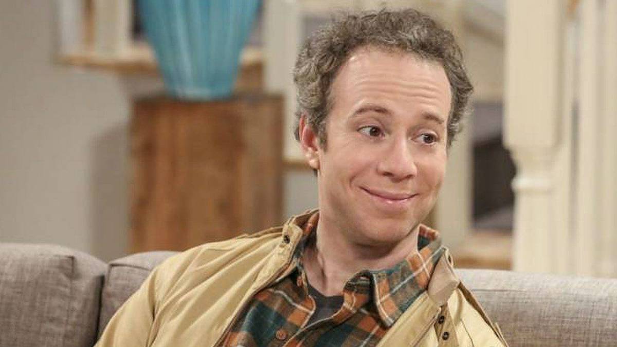 The Big Bang Theory: 10 Things That Make No Sense About Stuart Bloom