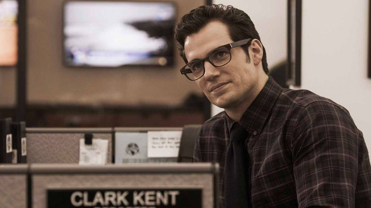 TikToks Perfectly Show How Superman’s Clark Kent Disguise Works