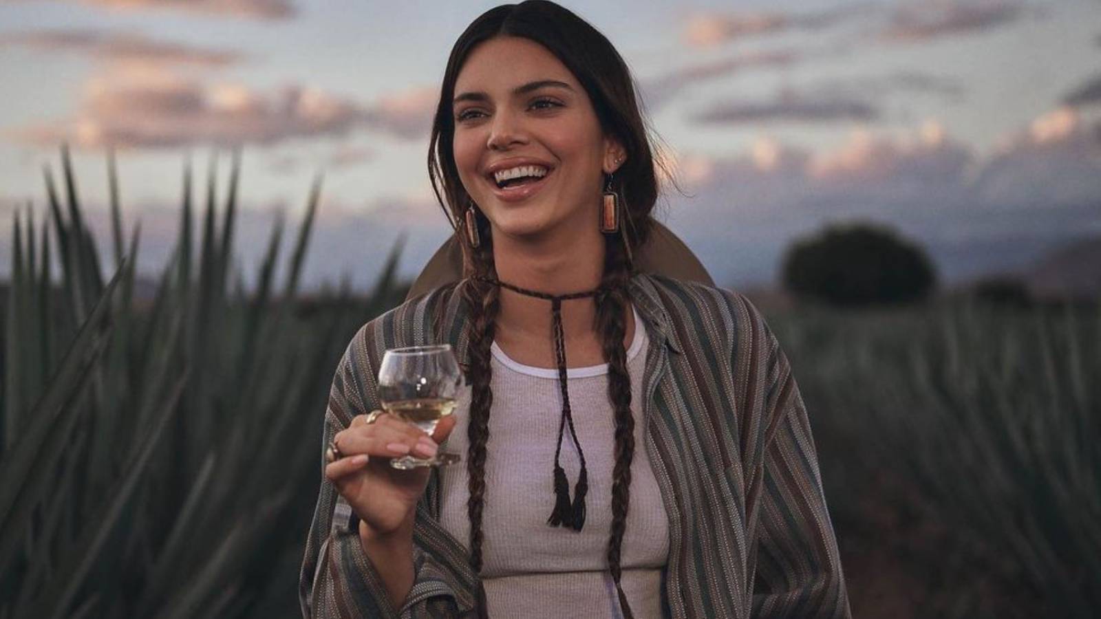 KUWTK: Kendall Jenner Receives $100 Tip While Serving Her Tequila at Bar