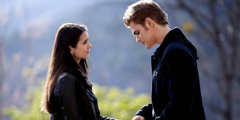 The Vampire Diaries: 10 Times Elena Only Survived Because Of Her Friends