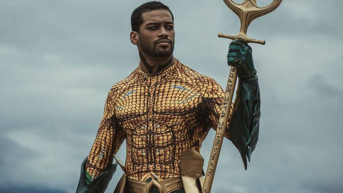 Aquaman Cosplayer Nails Momoa's Movie Look Including Costume & Tattoos