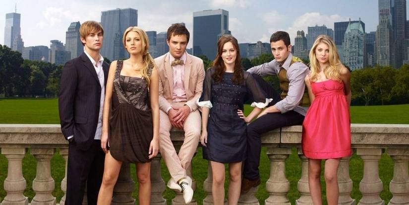 10 Iconic NYC Neighborhoods & The Best TV Shows Set There