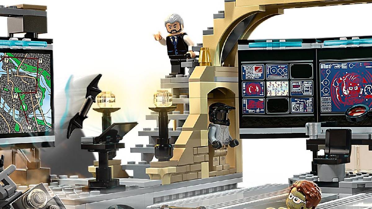 The Batman's Alfred Pennyworth Costume Revealed in LEGO Set