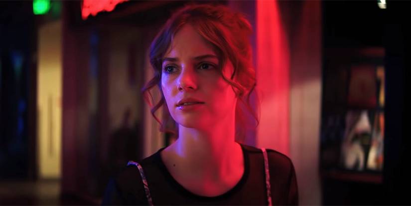 Maya Hawke's Character Death In This Netflix Movie Is Still One Of The ...