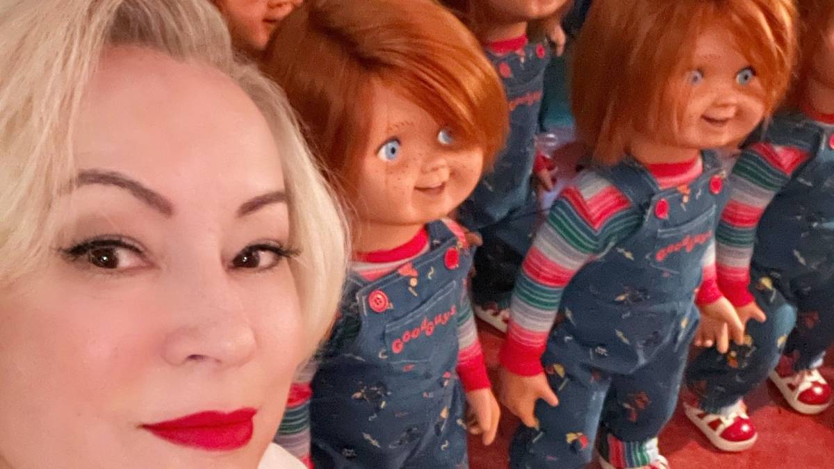 Chucky Season 1 Finale Set Photo Shows Jennifer Tilly With Doll Army