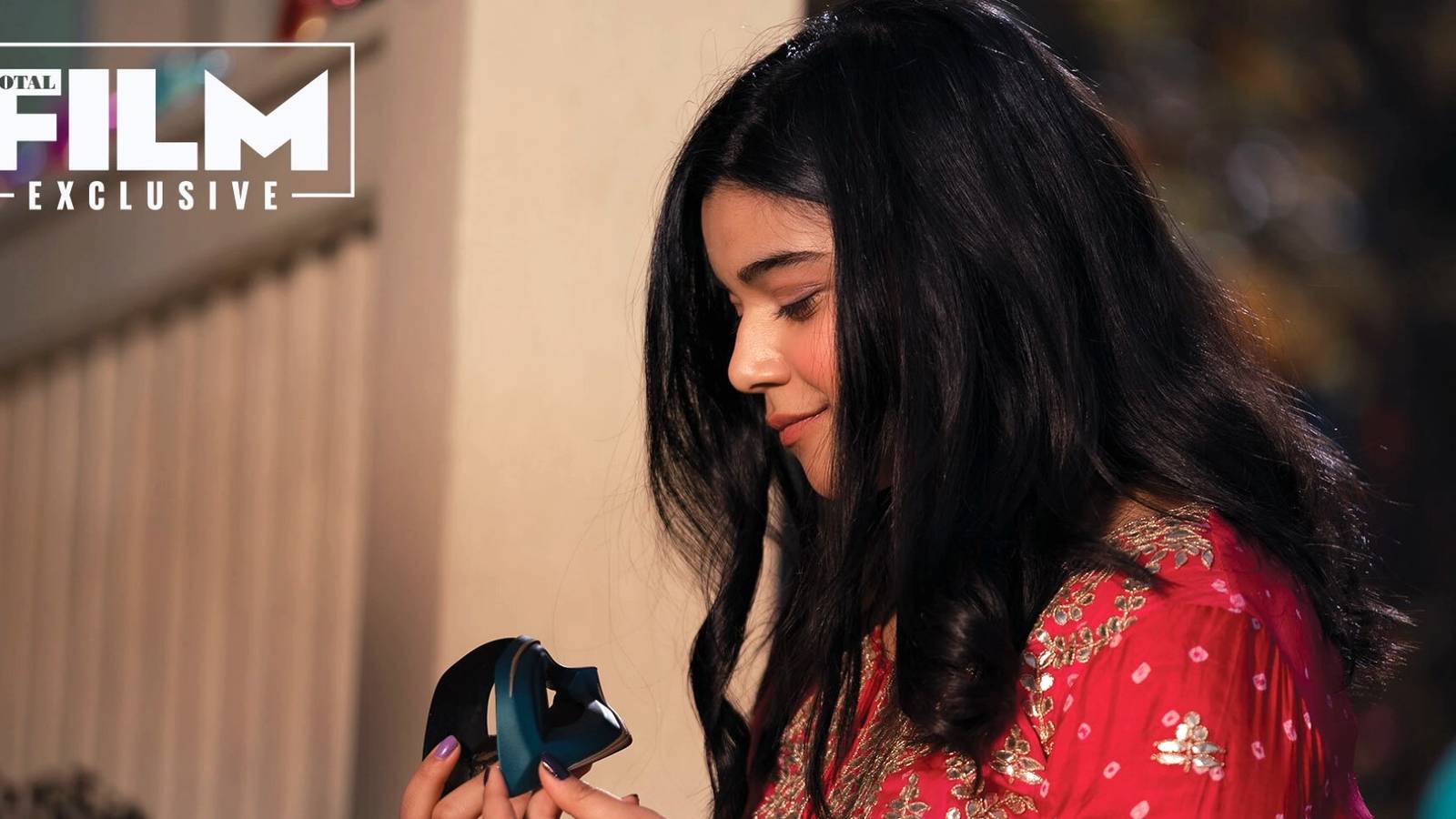 Ms. Marvel Prepares to Wear Superhero Mask In New MCU Show Image