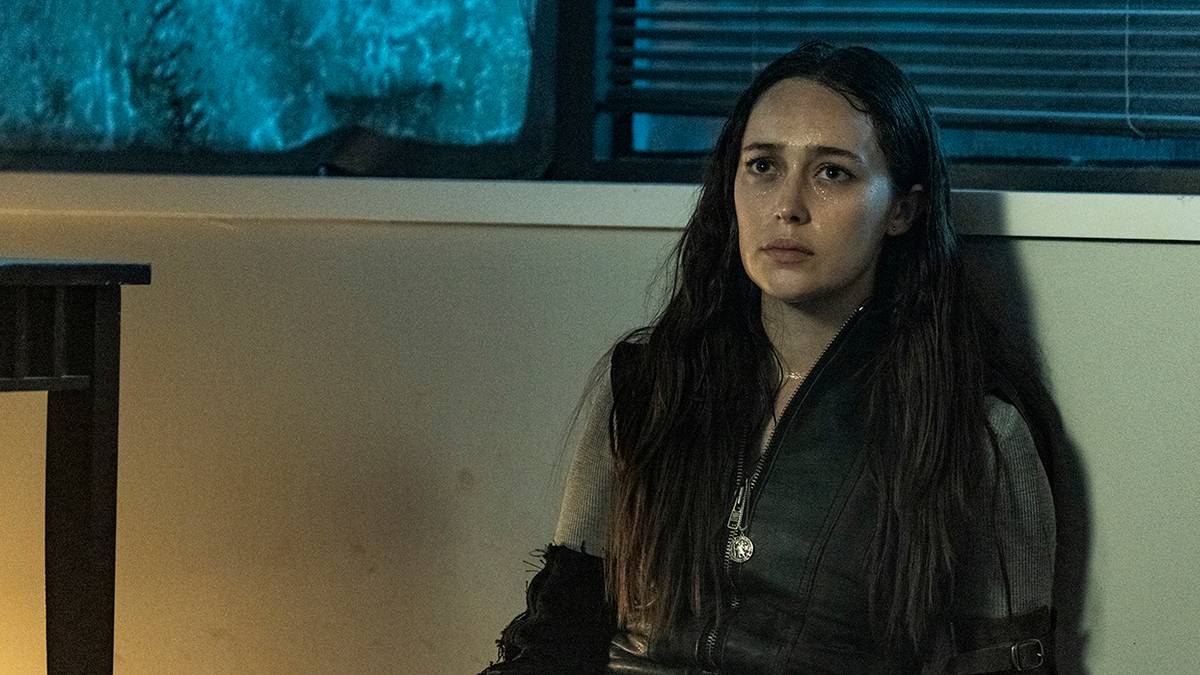 Alicia Toasts To New Beginnings In Fear The Walking Dead [EXCLUSIVE CLIP]