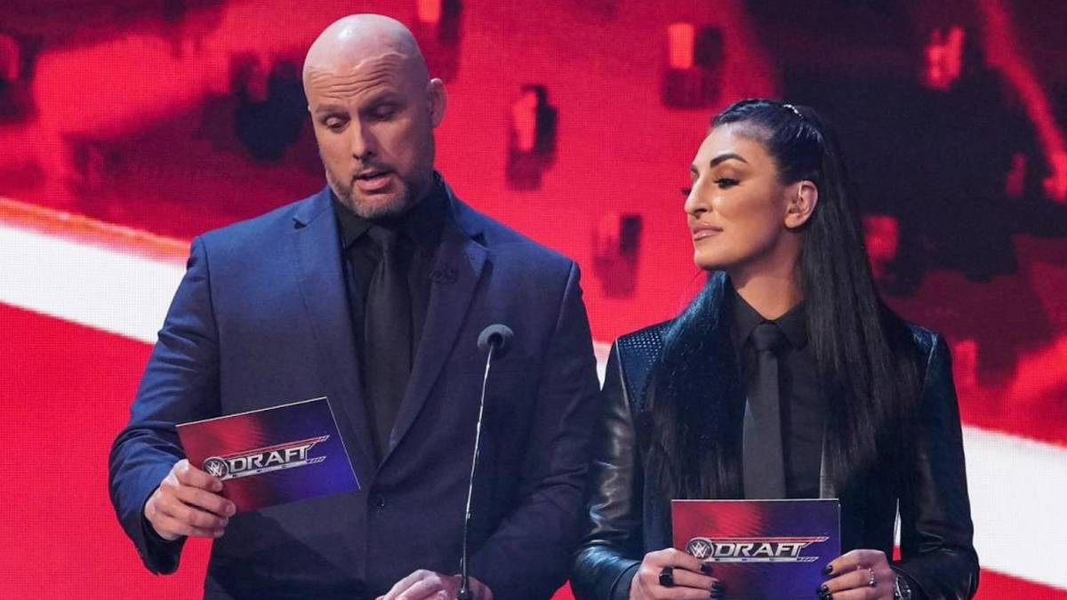 WWE May Be Giving Fans What They Want By Ending Raw & SmackDown Split