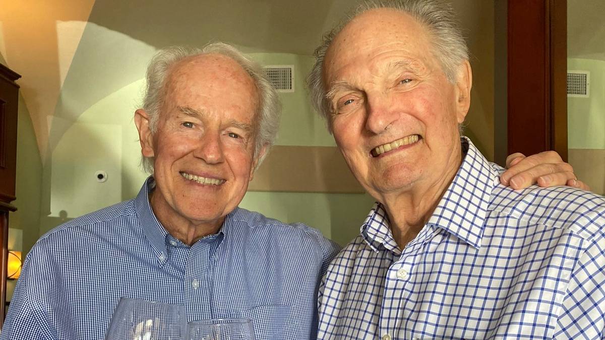 M*A*S*H's Hawkeye & Hunnicut Actors Reunite In 50th Anniversary Pic