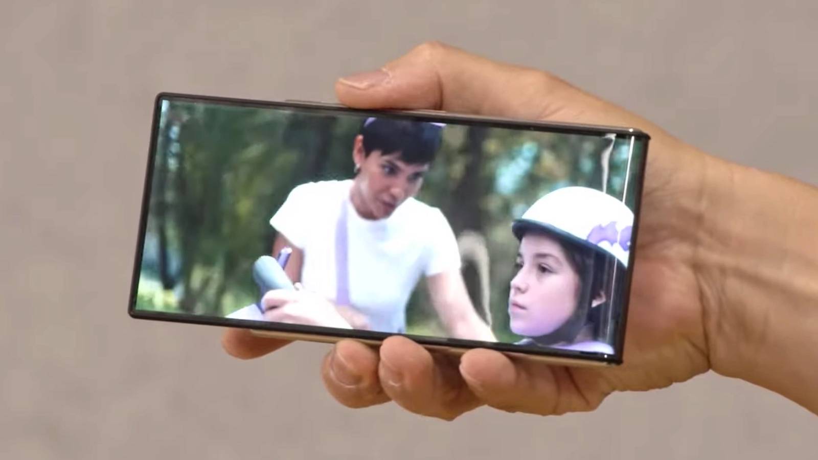 Motorola's Vertical Rollable Phone Concept Is Both Unique & Practical