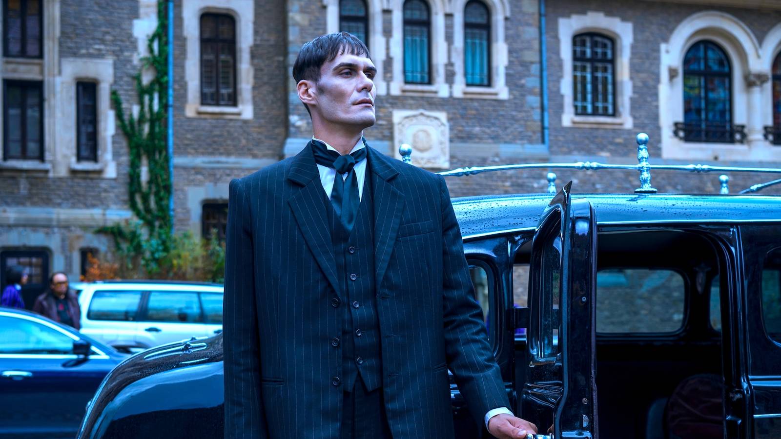 Who Plays Lurch In The Wednesday Show?