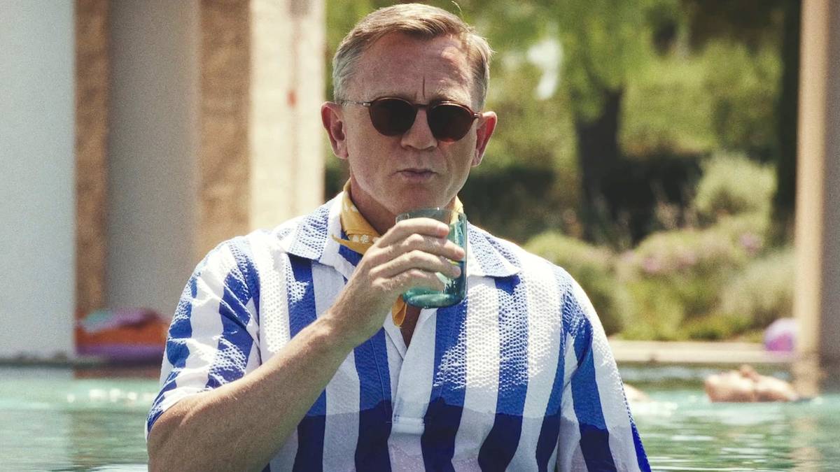 Knives Out Fans Losing Their Minds Over Benoit Blanc's Glass Onion Outfits
