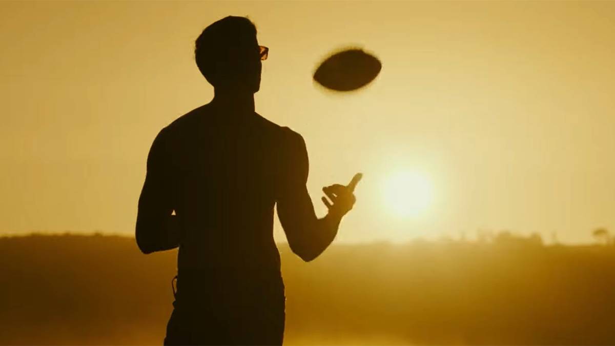 Top Gun 2 Offers 3-Hour Shirtless Beach Scene Video In Lieu of Yule Log