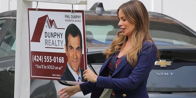 Modern Family: Every Known Job Gloria Had Before She Married Jay