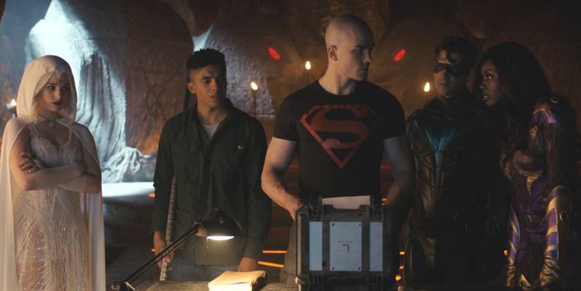 Dick Grayson's "Friend In London" In Titans Season 4 (& Why It's Weird)