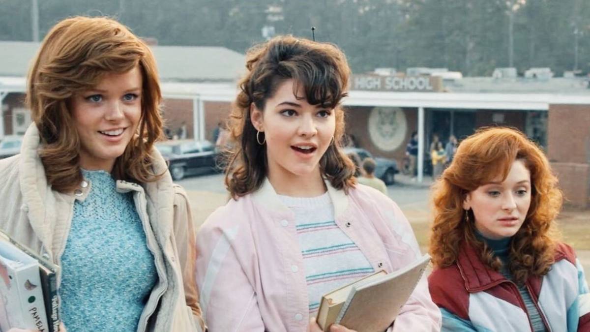 Who Tina Is In Stranger Things (& Why She Looks So Familiar)