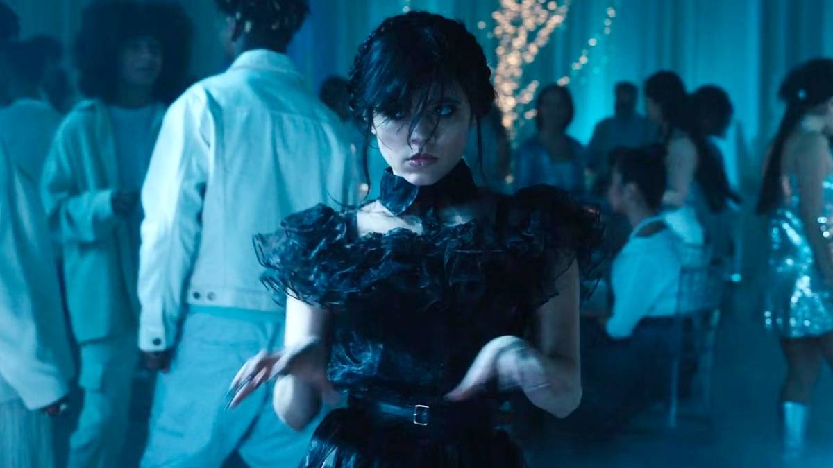 Jenna Ortega Look-Alike Cosplayer Recreates Wednesday's Viral Dance Moment
