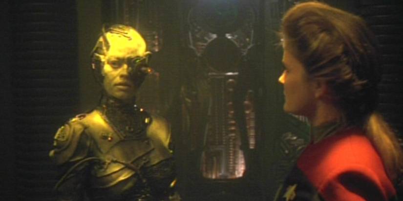 Jeri Ryan’s Seven Of Nine Star Trek: Voyager and Picard Uniforms Ranked ...