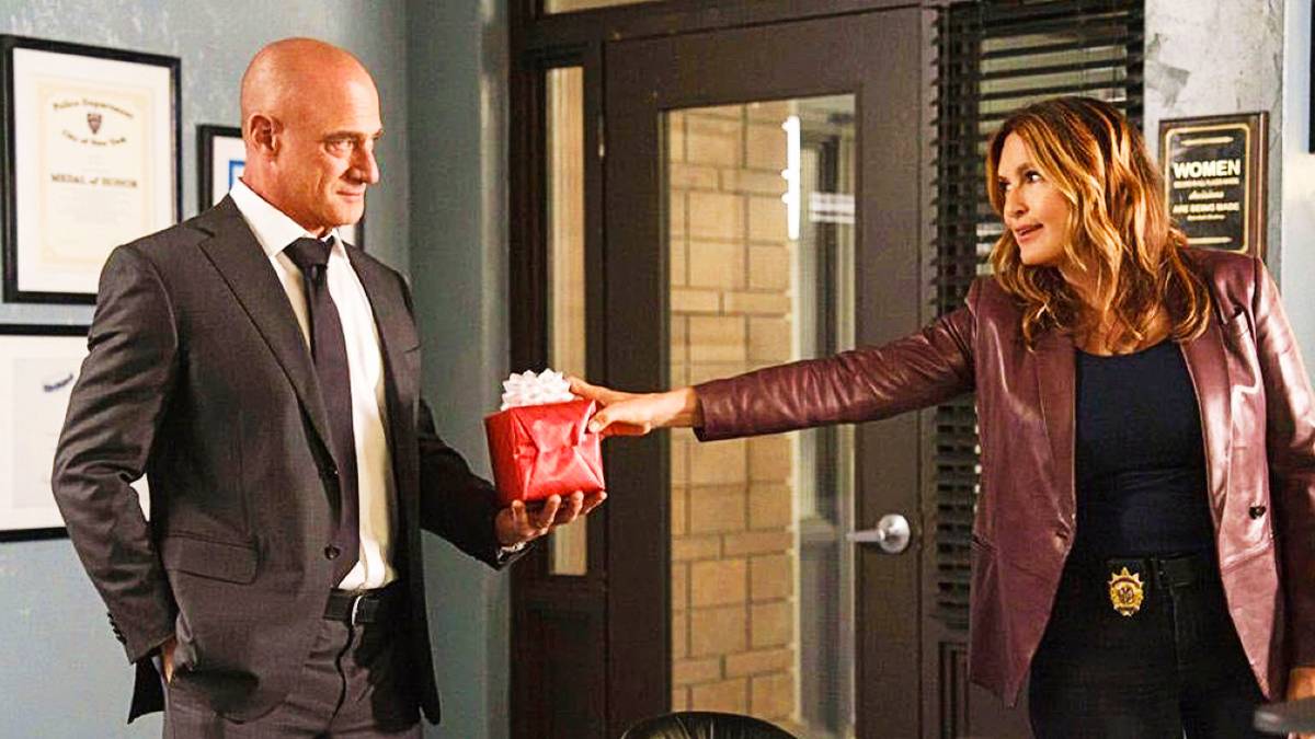 Law & Order: SVU Season 25 Set Photo Shows Benson Wearing Stabler’s ...