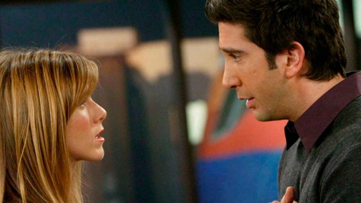 Friends: Jennifer Aniston & David Schwimmer Awkwardly Reunite For Super ...