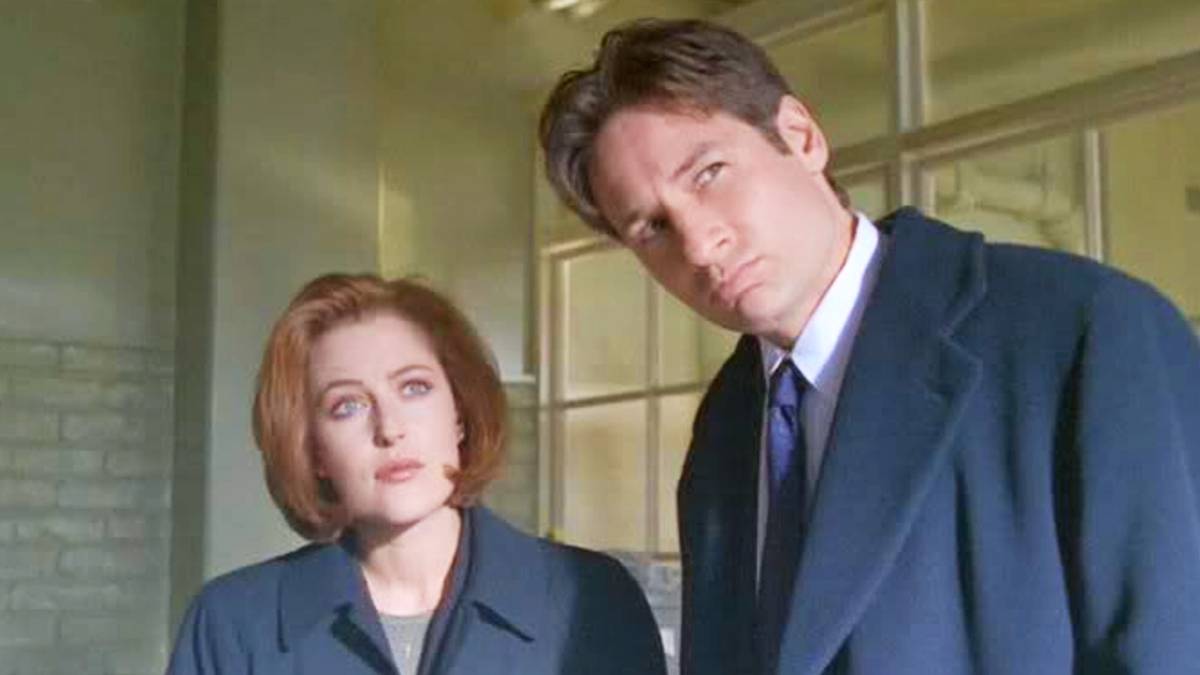 David Duchovny & Gillian Anderson Stage A Playfully Messy X-Files ...
