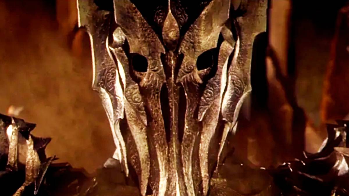 Sauron Cosplay Recreates Every Detail Of The Lord Of The Rings Villain