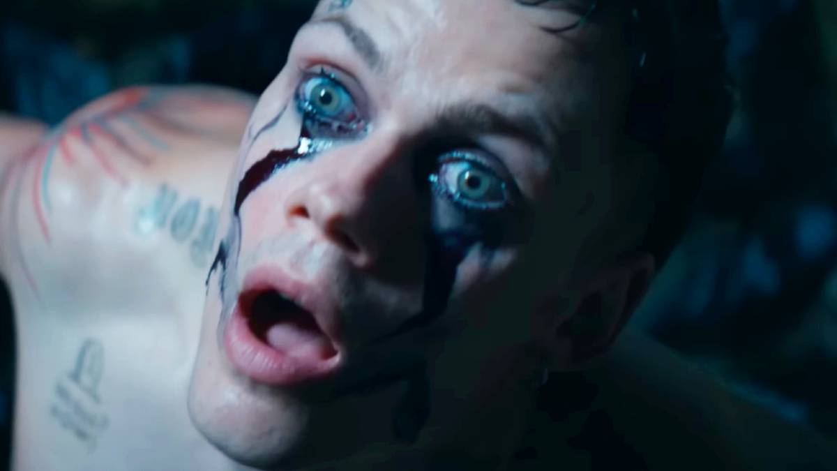 The Crow's Powers & Origin Explained: How Bill Skarsgård's Eric Draven ...