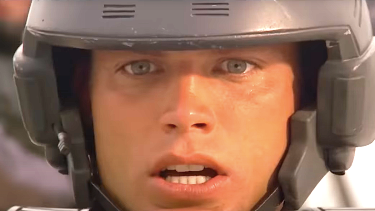 Starship Troopers Cast Reunites Alongside A Huge Bug In New Image 27 ...