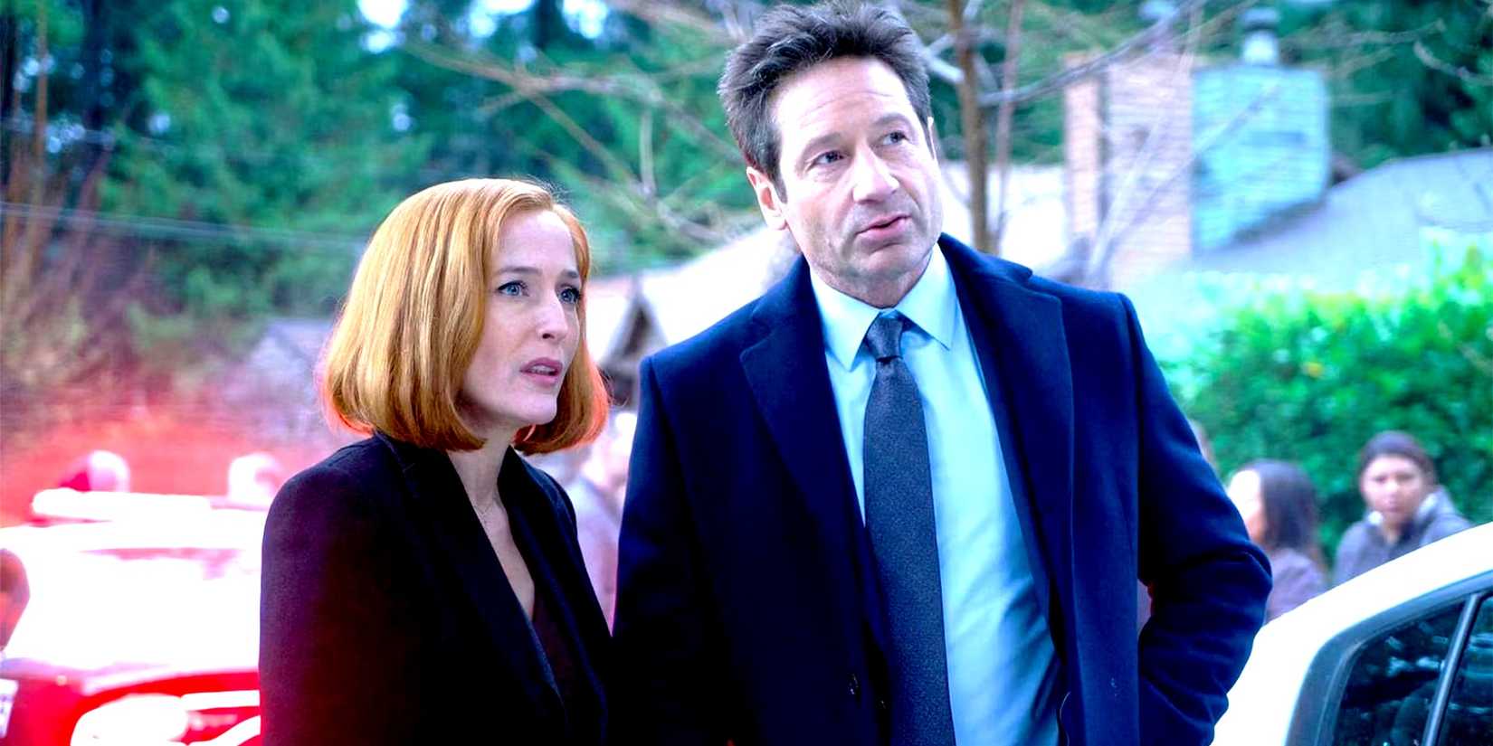 David Duchovny & Gillian Anderson Stage A Playfully Messy X-Files ...