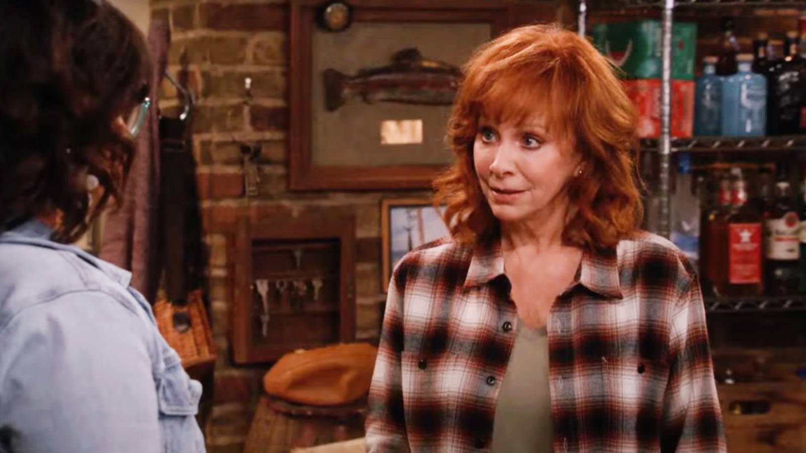 Reba McEntire’s New Sitcom Sounds Like A Replacement For Ashton Kutcher ...