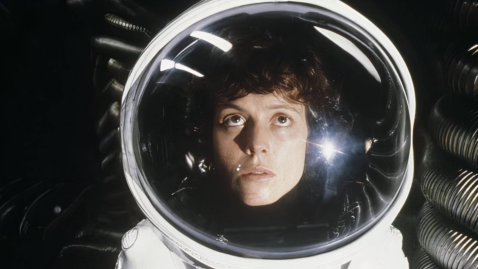 How Alien: Earth's Opening Scene Mirrors The 1979 Movie