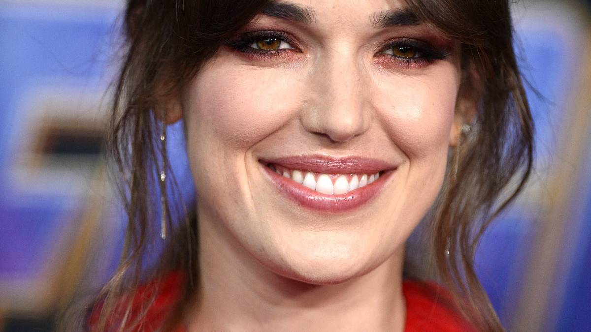 Elizabeth Henstridge | ScreenRant