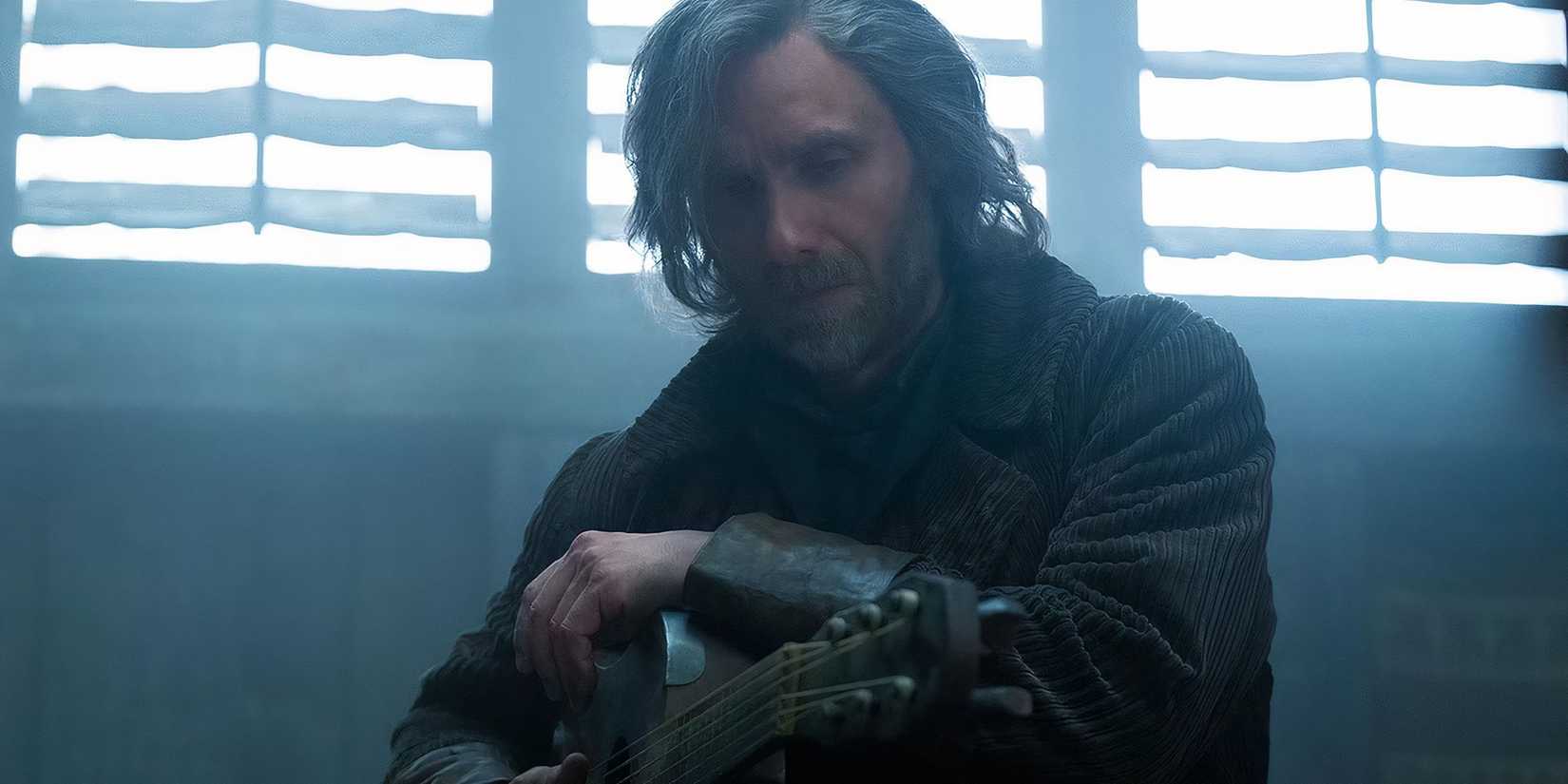 How Thom Merrilin Really Knows Elayne's Family In The Wheel Of Time