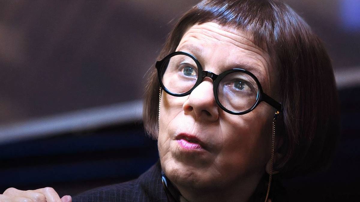 Linda Hunt: Net Worth, Age, Height & Everything You Need To Know About ...