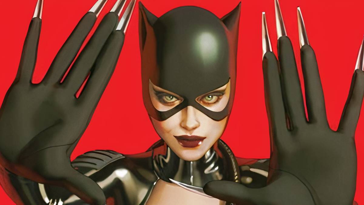 This Catwoman Cosplay Blurs the Line Between Real Life & Comic Art
