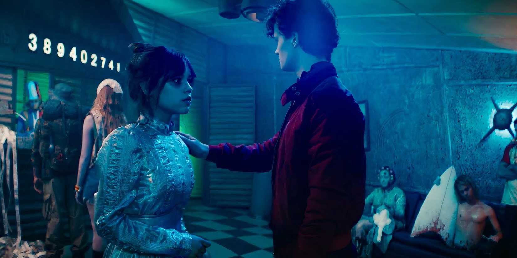 Who Jeremy Is In Beetlejuice 2: Backstory, Interest In Astrid & Fate ...